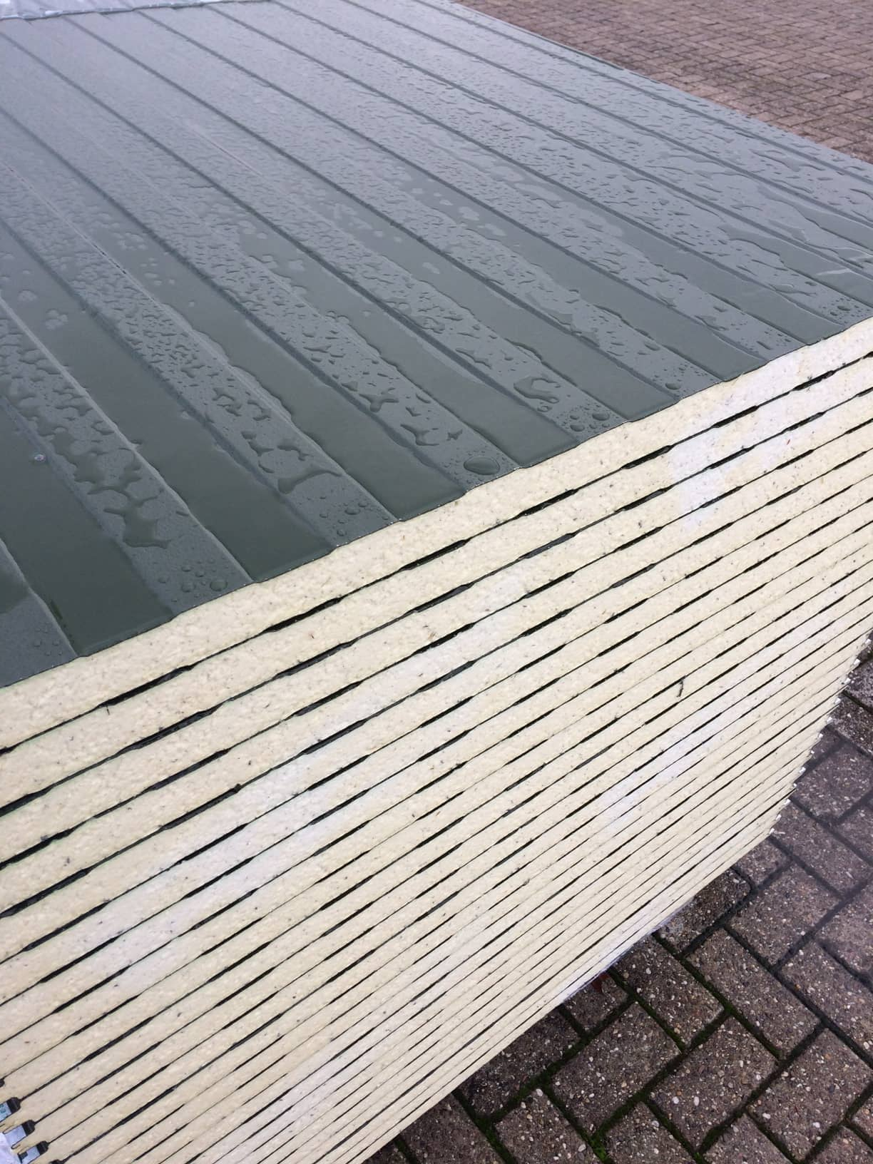 sandwichpanelen-donkergroen-40mm - Dak en Wand Center