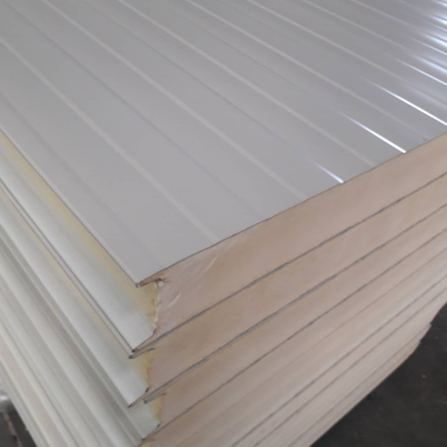 Dak en Wand Center - Sandwichpanelen voor bedrijven en particulieren.